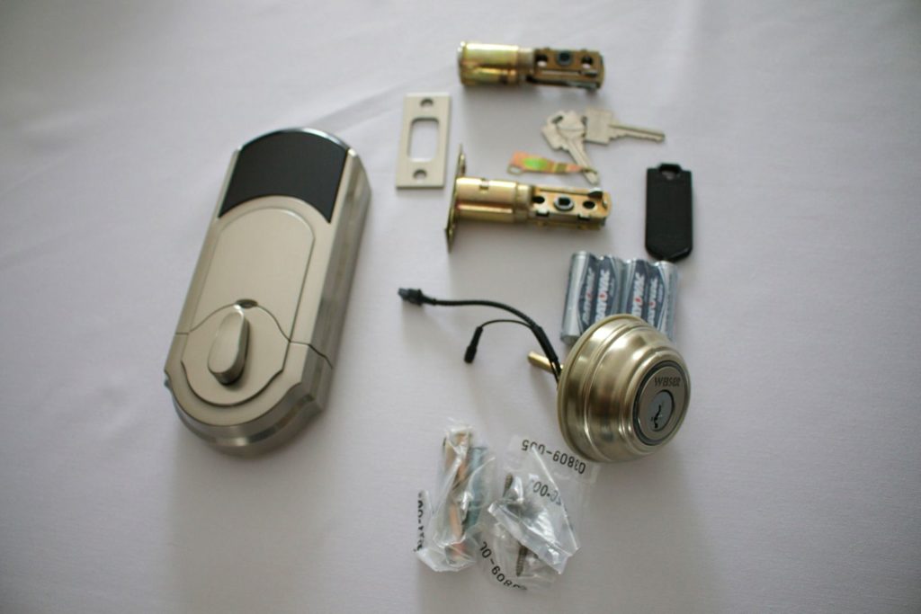 Banc d'essai de la serrure intelligente Kevo de Weiser